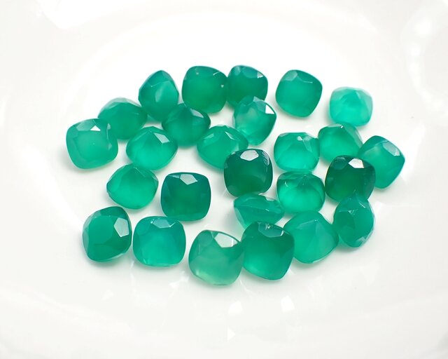 6mmスクエア型／宝石質グリーンオニキスAAA（14kgf／ファセットカット）☆4本爪ピアス | iichi 日々の暮らしを心地よくするハンドメイドやアンティークのマーケットプレイス