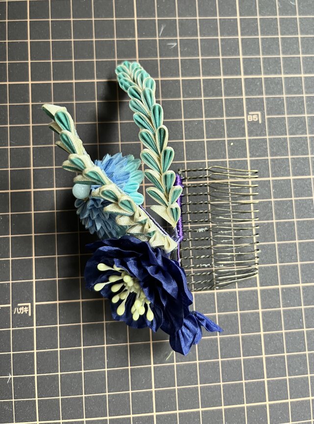 つまみ細工成人式・婚礼用髪飾り 「波陽葵」 | iichi 日々の暮らしを心地よくするハンドメイドやアンティークのマーケットプレイス