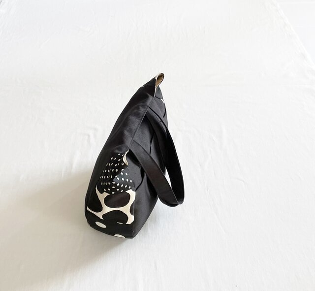 水玉パッチワーク*ラウンド型バッグ 外ポケット A4 | iichi 日々の暮らしを心地よくするハンドメイドやアンティークのマーケットプレイス