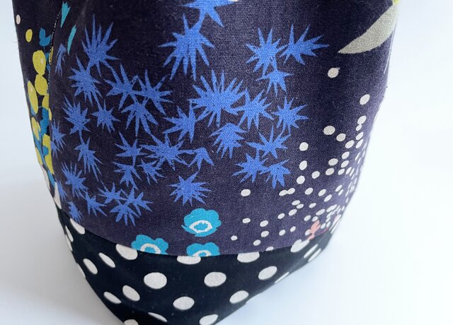 【お試し価格】ネイビー/小鳥・花・ストライプ パッチワークのマルシェバッグ エコバッグ | iichi 日々の暮らしを心地よくするハンドメイドやアンティークのマーケットプレイス