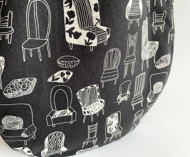 デザイナーズチェア柄*ラウンド型バッグ ブラック コットンリネン 外ポケット A4 | iichi 日々の暮らしを心地よくするハンドメイドやアンティークのマーケットプレイス