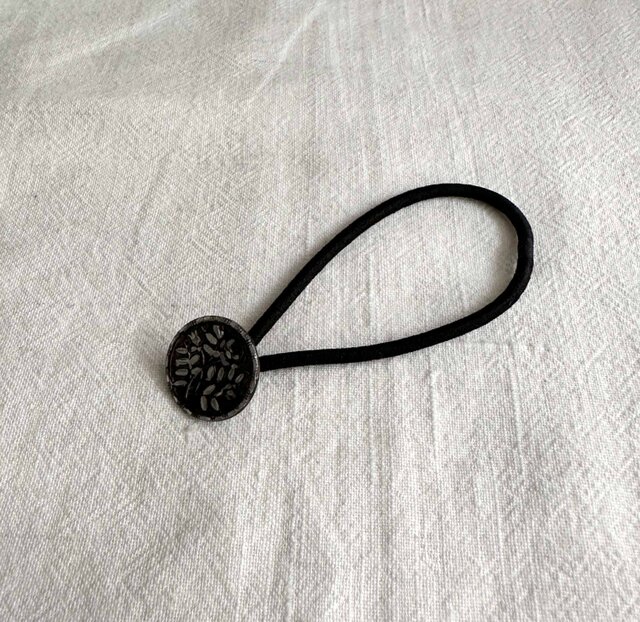 アンティークヘアゴム／メタルフラワーボタン（AFB-205) | iichi 日々の暮らしを心地よくするハンドメイドやアンティークのマーケットプレイス