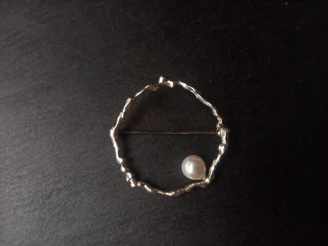 Utoka ☆ silver 蔓とあこやパール ブローチ | iichi 日々の暮らしを心地よくするハンドメイドやアンティークのマーケットプレイス