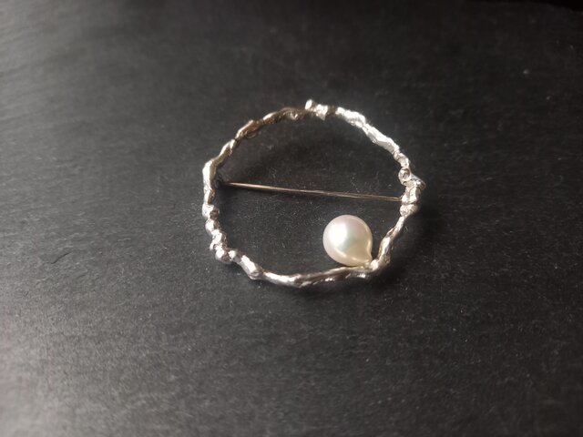 Utoka ☆ silver 蔓とあこやパール ブローチ | iichi 日々の暮らしを心地よくするハンドメイドやアンティークのマーケットプレイス