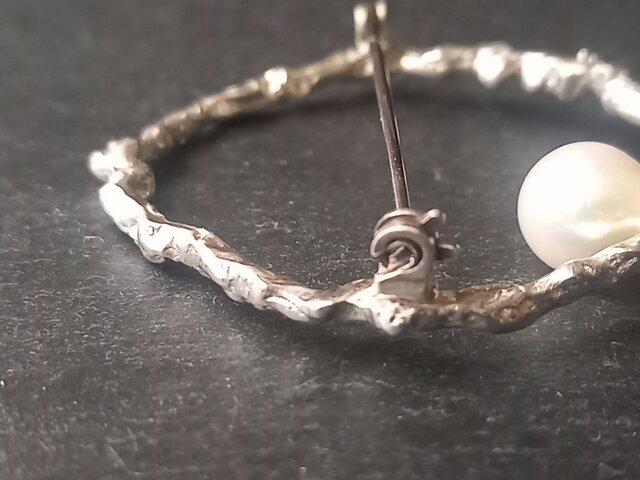 Utoka ☆ silver 蔓とあこやパール ブローチ | iichi 日々の暮らしを心地よくするハンドメイドやアンティークのマーケットプレイス