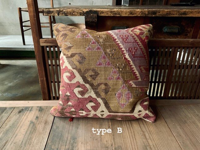 OLD KILIM cushion cover type B | iichi 日々の暮らしを心地よくするハンドメイドやアンティークのマーケットプレイス