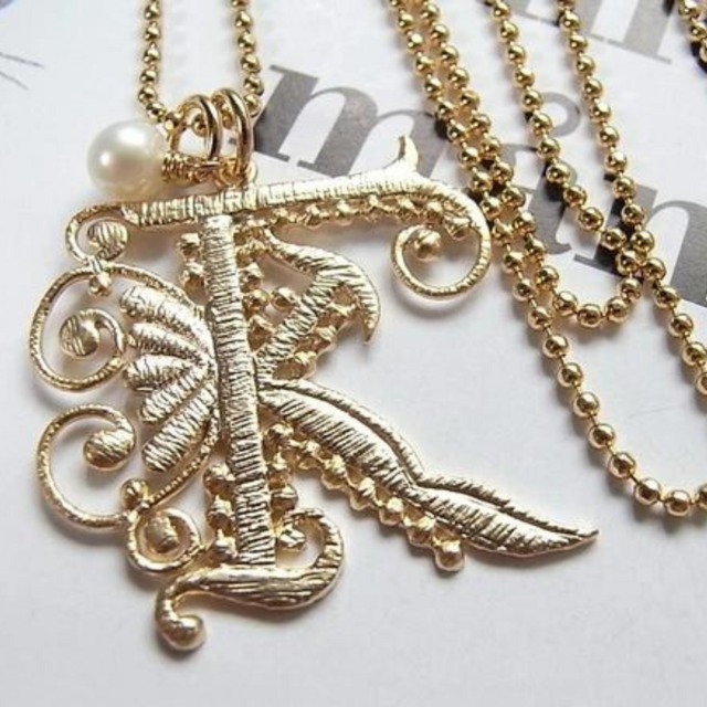 素敵なイニシャルモチーフネックレスk★1394 | iichi 日々の暮らしを心地よくするハンドメイドやアンティークのマーケットプレイス