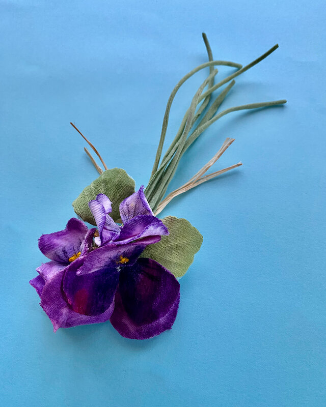 パープルのパンジーコサージュ A | iichi 日々の暮らしを心地よくするハンドメイドやアンティークのマーケットプレイス