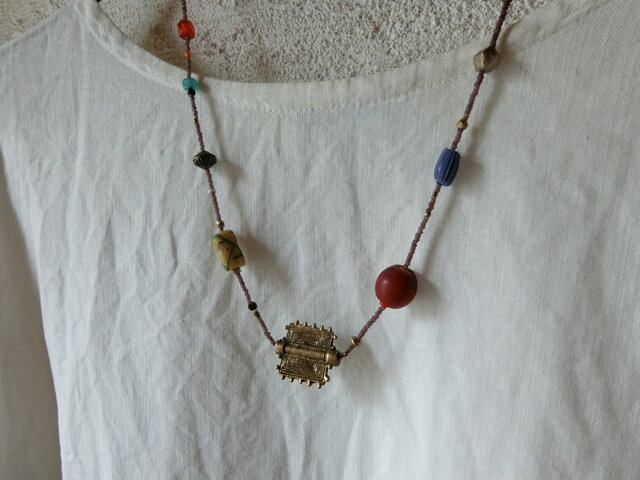 ＊RIN＋NEネックレス。@アフリカの真鍮ビーズ＋ベネチアやボヘミアの古いビーズ＋アジアのシルバーやメタルのビーズいろいろ他 | iichi 日々の暮らしを心地よくするハンドメイドや ...