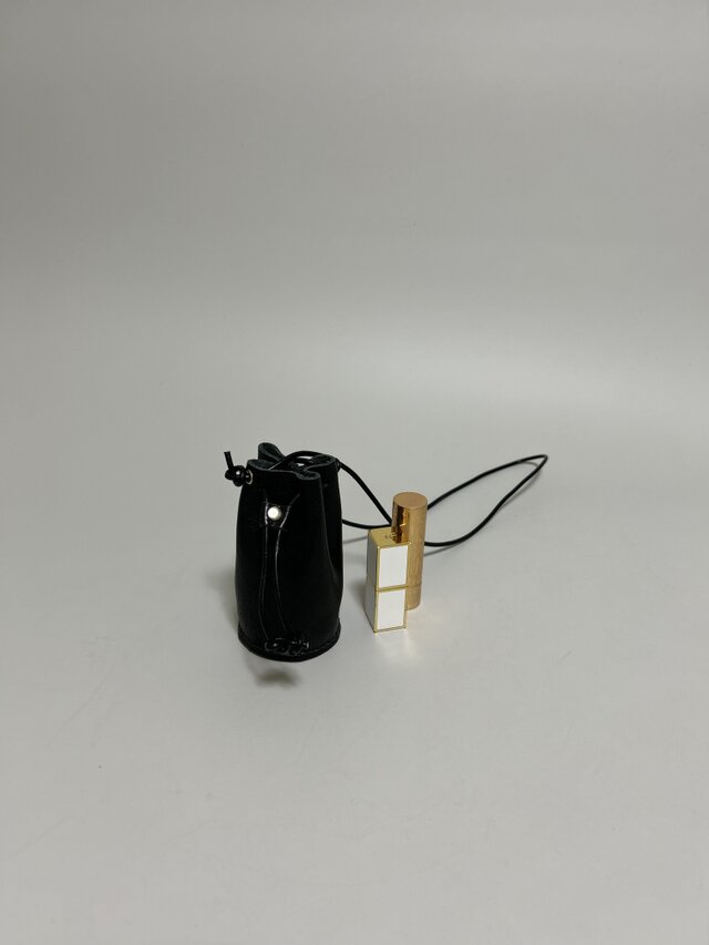 新作 姫路レザーmini size小物 リップケース 黒 香水ケース ネックレス キーホルダー | iichi 日々の暮らしを心地よくするハンドメイドやアンティークのマーケットプレイス