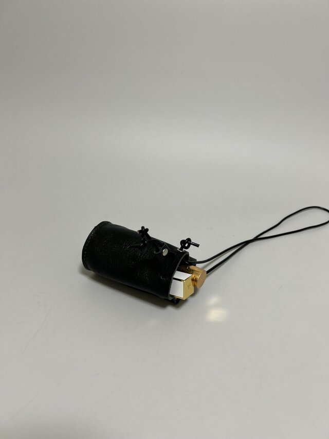 新作 姫路レザーmini size小物 リップケース 黒 香水ケース ネックレス キーホルダー | iichi 日々の暮らしを心地よくするハンドメイドやアンティークのマーケットプレイス