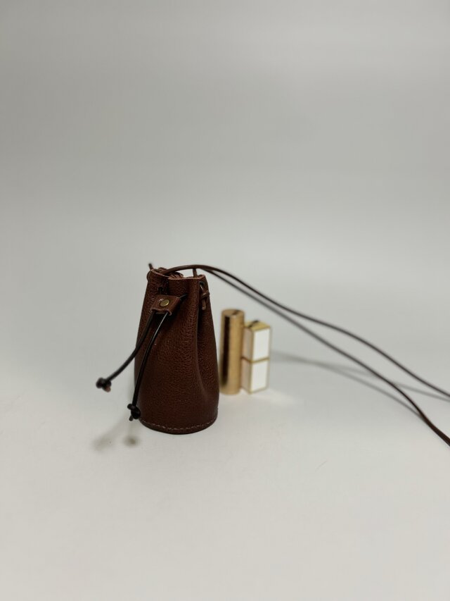 新作 姫路レザーmini size小物 リップケース 焦げ茶 香水ケース ネックレス キーホルダー | iichi 日々の暮らしを心地よくするハンドメイドやアンティークのマーケットプレイス