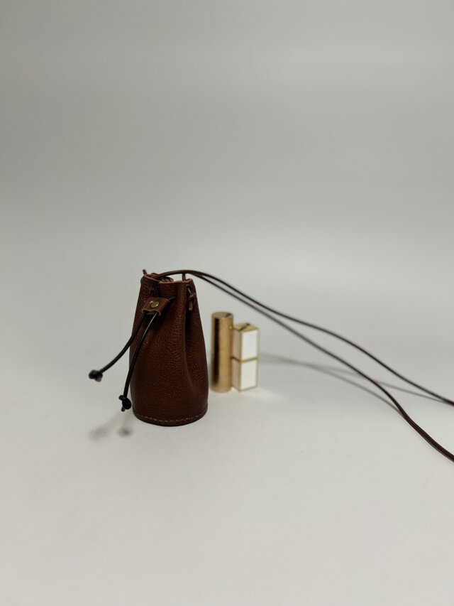 新作 姫路レザーmini size小物 リップケース 焦げ茶 香水ケース ネックレス キーホルダー | iichi 日々の暮らしを心地よくするハンドメイドやアンティークのマーケットプレイス