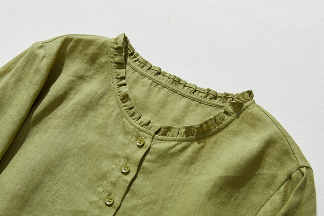 さり気ない大人の可愛さを感じられるリネンブラウス フリルネック リネン100％ 灰色をおびた鈍い黄緑色240323-4 | iichi 日々の暮らしを心地よくするハンドメイドやアンティークの ...