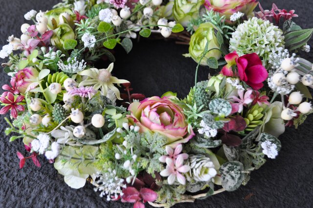 グリーンとワインレッドの花 リース 白い実をそえて：緑 白 葉 ワインレッド ピンク ラナンキュラス 実 | iichi 日々の暮らしを心地よくするハンドメイドやアンティークのマーケットプレイス