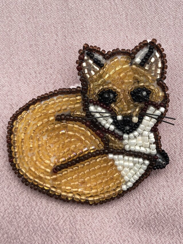 キタキツネのブローチ | iichi 日々の暮らしを心地よくするハンドメイドやアンティークのマーケットプレイス