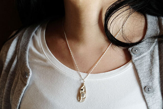 紅女 シルバー・ムーンストーン×ブルートルマリン（ダーク）ペアシェーブペンダント | iichi 日々の暮らしを心地よくするハンドメイドやアンティークのマーケットプレイス