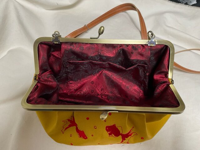 ガマ口ショルダーバック(金魚) | iichi 日々の暮らしを心地よくするハンドメイドやアンティークのマーケットプレイス