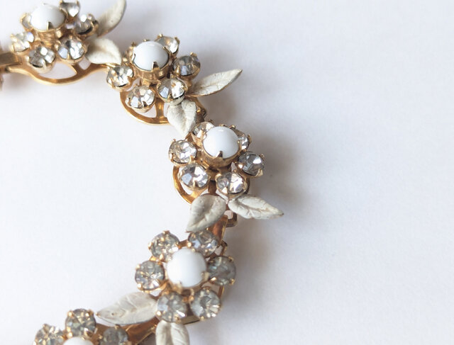 WEISS ホワイトフラワー ブレスレットセット | iichi 日々の暮らしを心地よくするハンドメイドやアンティークのマーケットプレイス