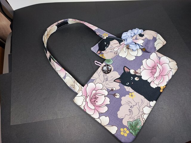 ☆送料無料☆「百華繚蘭」〜猫×牡丹〜ショルダーバッグ＆シュシュ | iichi 日々の暮らしを心地よくするハンドメイドやアンティークのマーケットプレイス