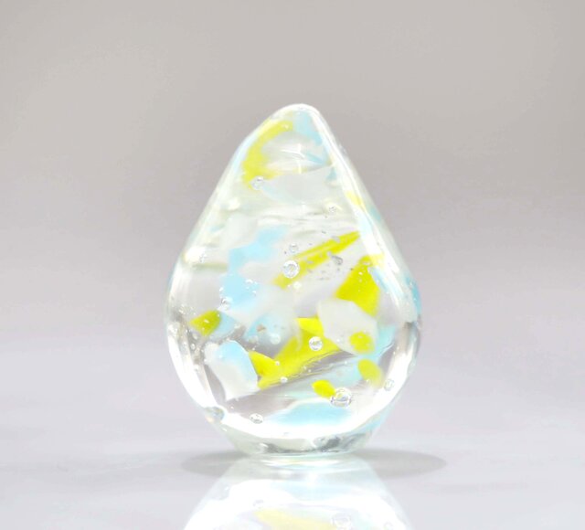 ガラスの雫の小さなオブジェ 「花びら舞う清流に Yellow Flower」 | iichi 日々の暮らしを心地よくするハンドメイドやアンティークのマーケットプレイス