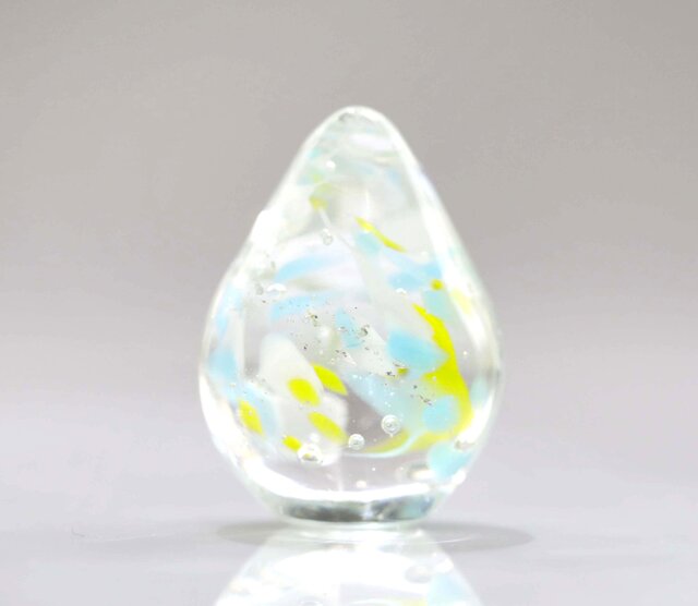 ガラスの雫の小さなオブジェ 「花びら舞う清流に Yellow Flower」 | iichi 日々の暮らしを心地よくするハンドメイドやアンティークのマーケットプレイス