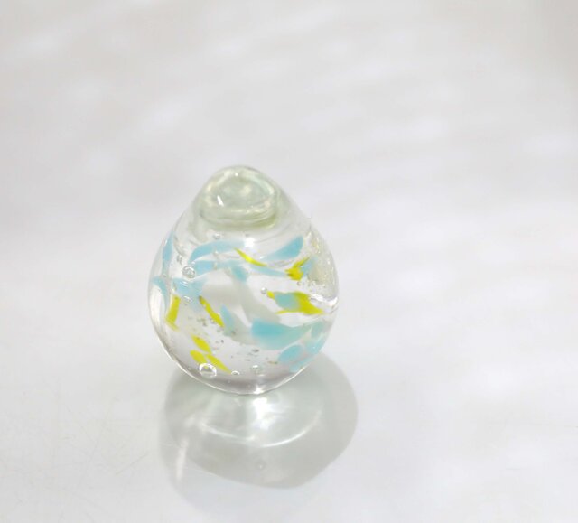 ガラスの雫の小さなオブジェ 「花びら舞う清流に Yellow Flower」 | iichi 日々の暮らしを心地よくするハンドメイドやアンティークのマーケットプレイス