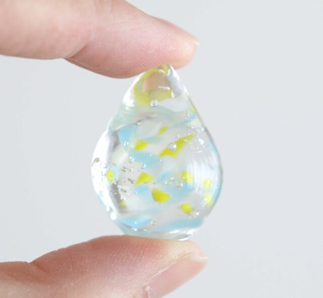 ガラスの雫の小さなオブジェ 「花びら舞う清流に Yellow Flower」 | iichi 日々の暮らしを心地よくするハンドメイドやアンティークのマーケットプレイス