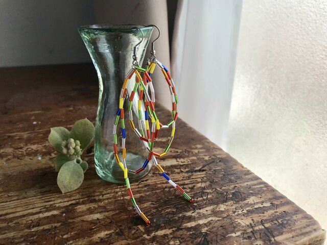 ビーズピアス カラフル | iichi 日々の暮らしを心地よくするハンドメイドやアンティークのマーケットプレイス