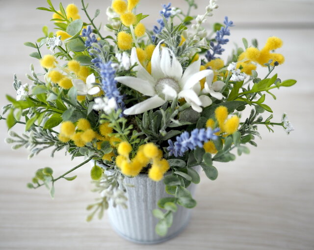 ミモザとラベンダーのアレンジメント -Artificial flower- | iichi 日々の暮らしを心地よくするハンドメイドやアンティークのマーケットプレイス