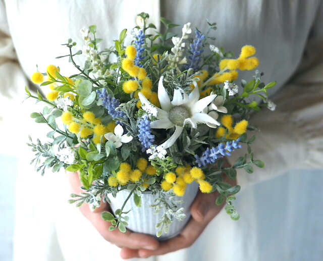 ミモザとラベンダーのアレンジメント -Artificial flower- | iichi 日々の暮らしを心地よくするハンドメイドやアンティークのマーケットプレイス