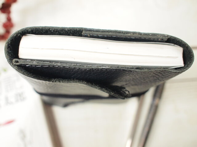 A6本革ガンメタリック色 文庫本ブックカバー 糸グレイ | iichi 日々の暮らしを心地よくするハンドメイドやアンティークのマーケットプレイス