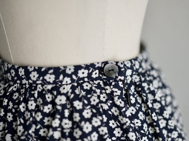 小花柄ギャザースカート ネイビー SMLサイズ No.301 | iichi 日々の暮らしを心地よくするハンドメイドやアンティークのマーケットプレイス