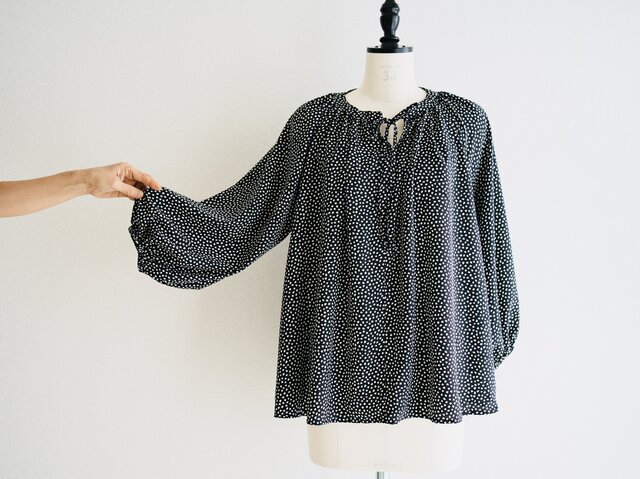 さらっと春のギャザーブラウス No.305 | iichi 日々の暮らしを心地よくするハンドメイドやアンティークのマーケットプレイス