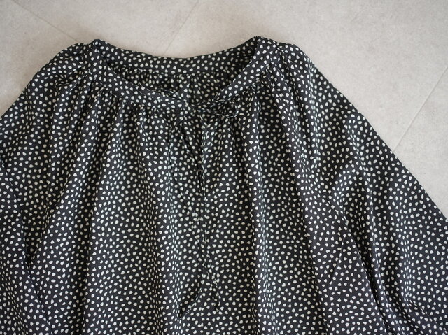 さらっと春のギャザーブラウス No.305 | iichi 日々の暮らしを心地よくするハンドメイドやアンティークのマーケットプレイス