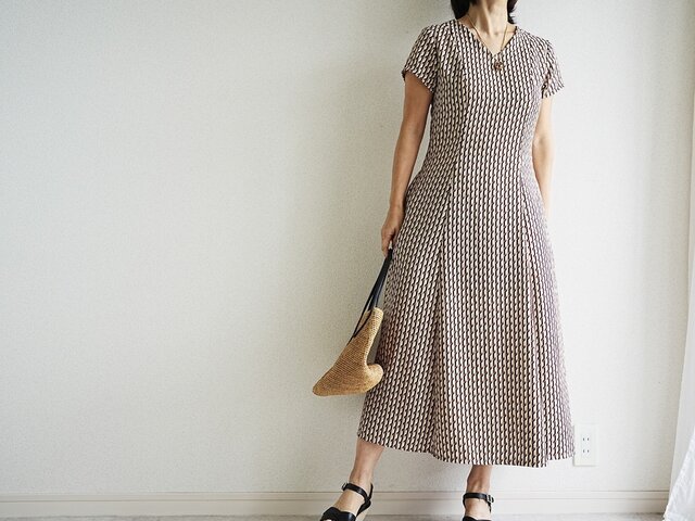 ラスト1点のみMサイズ・プリンセスラインの幾何柄ワンピース ベージュ系 No.310 | iichi 日々の暮らしを心地よくするハンドメイドやアンティークのマーケットプレイス