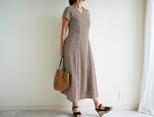 ラスト1点のみMサイズ・プリンセスラインの幾何柄ワンピース ベージュ系 No.310 | iichi 日々の暮らしを心地よくするハンドメイドやアンティークのマーケットプレイス