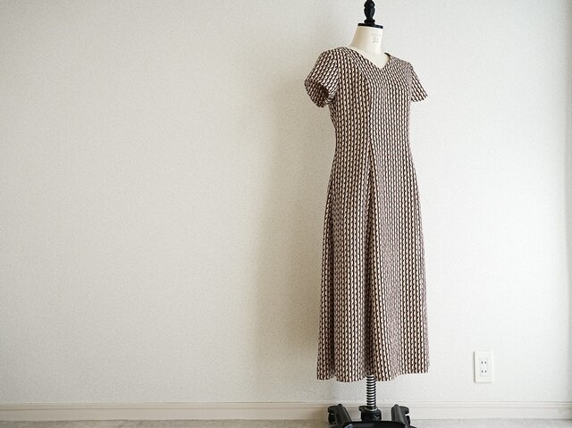 ラスト1点のみMサイズ・プリンセスラインの幾何柄ワンピース ベージュ系 No.310 | iichi 日々の暮らしを心地よくするハンドメイドやアンティークのマーケットプレイス