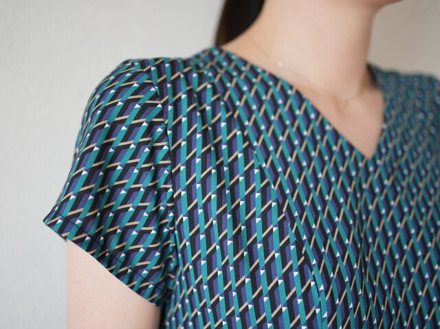 プリンセスラインの幾何柄ワンピース グリーン系 No.310 | iichi 日々の暮らしを心地よくするハンドメイドやアンティークのマーケットプレイス