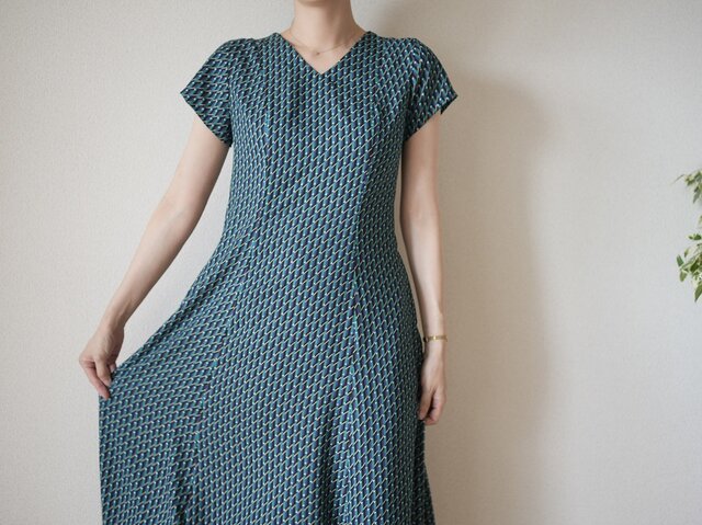 プリンセスラインの幾何柄ワンピース グリーン系 No.310 | iichi 日々の暮らしを心地よくするハンドメイドやアンティークのマーケットプレイス