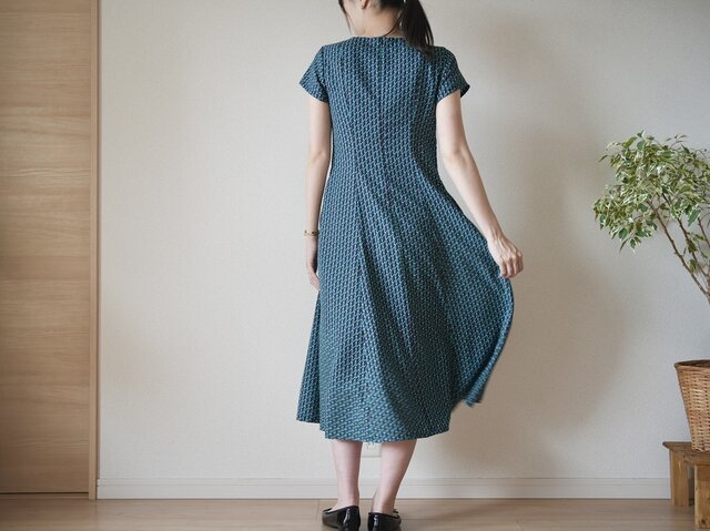 プリンセスラインの幾何柄ワンピース グリーン系 No.310 | iichi 日々の暮らしを心地よくするハンドメイドやアンティークのマーケットプレイス