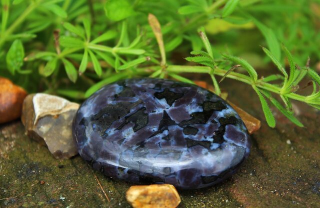 ミスティックマーリナイト パームストーン | iichi 日々の暮らしを心地よくするハンドメイドやアンティークのマーケットプレイス