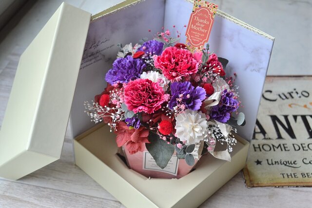 【早割＊母の日2024】カーネアレンジ＊ステージbox入り＊パープル×ピンク | iichi 日々の暮らしを心地よくするハンドメイドやアンティークのマーケットプレイス