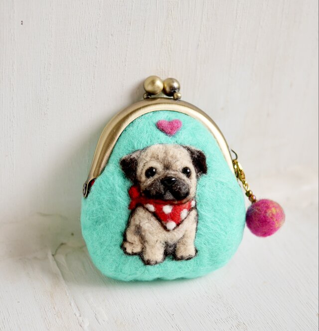 おっとりパグの小さな羊毛フェルトがま口 | iichi 日々の暮らしを心地よくするハンドメイドやアンティークのマーケットプレイス
