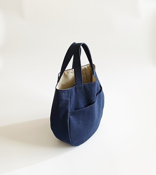 インディゴデニム*ラウンド型バッグ 外ポケット A4 | iichi 日々の暮らしを心地よくするハンドメイドやアンティークのマーケットプレイス