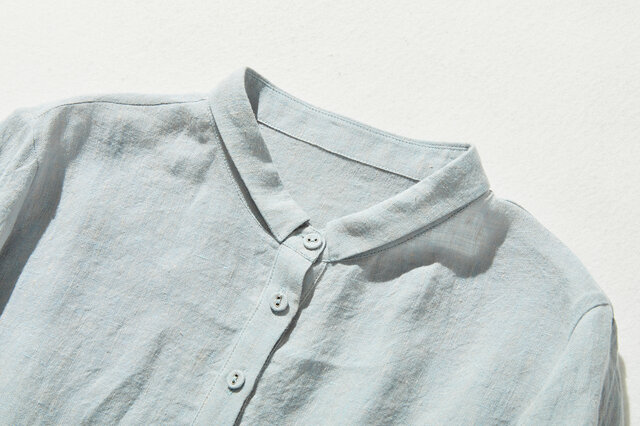 ニュアンスのある生地感が目を惹く フランス製リネンプルオーダー シャツブラウス 薄水色 240404-1 | iichi 日々の暮らしを心地よくするハンドメイドやアンティークのマーケットプレイス