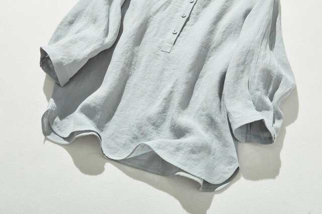 ニュアンスのある生地感が目を惹く フランス製リネンプルオーダー シャツブラウス 薄水色 240404-1 | iichi 日々の暮らしを心地よくするハンドメイドやアンティークのマーケットプレイス