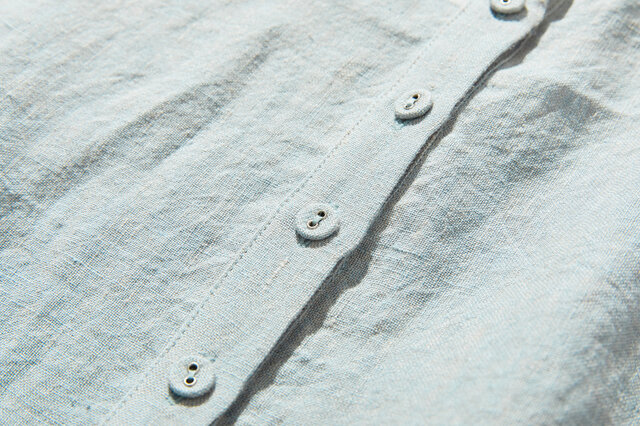 ニュアンスのある生地感が目を惹く フランス製リネンプルオーダー シャツブラウス 薄水色 240404-1 | iichi 日々の暮らしを心地よくするハンドメイドやアンティークのマーケットプレイス