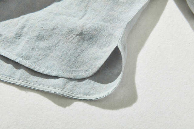 ニュアンスのある生地感が目を惹く フランス製リネンプルオーダー シャツブラウス 薄水色 240404-1 | iichi 日々の暮らしを心地よくするハンドメイドやアンティークのマーケットプレイス