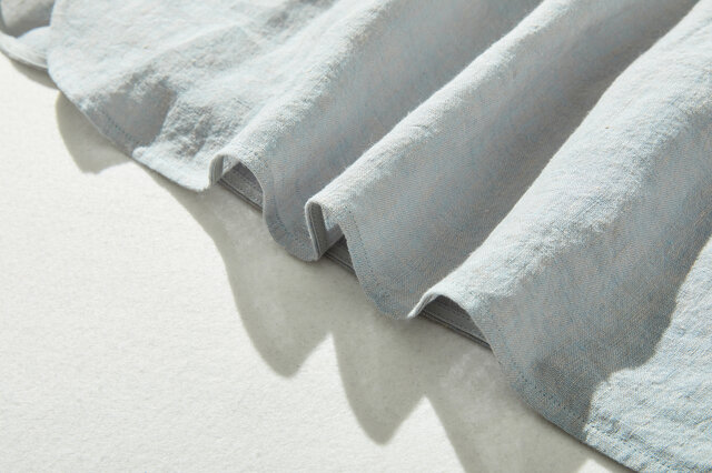 ニュアンスのある生地感が目を惹く フランス製リネンプルオーダー シャツブラウス 薄水色 240404-1 | iichi 日々の暮らしを心地よくするハンドメイドやアンティークのマーケットプレイス